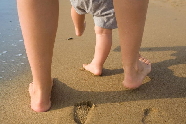 5 consejos para estimular los primeros pasos del bebé - Tua Saúde