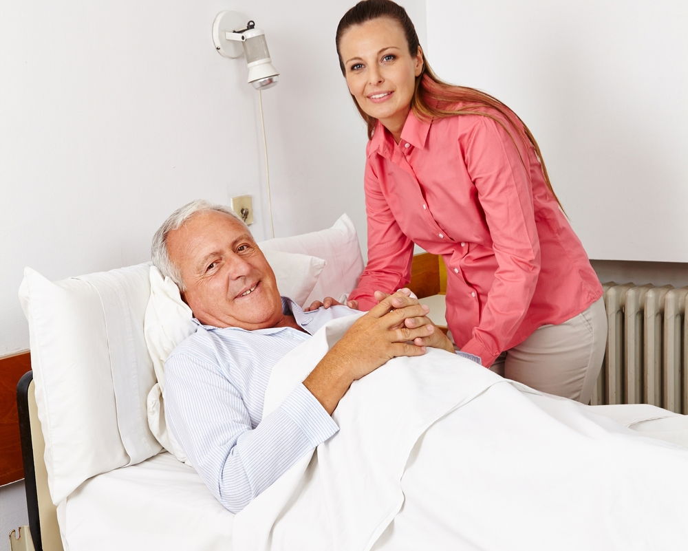 Como levantar uma pessoa acamada (em 9 passos) - Tua Saúde