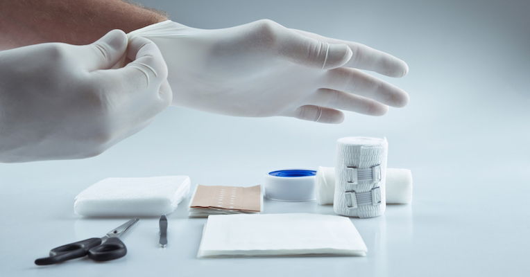 ¿Cómo curar una herida en casa?: cortes, quemaduras y escaras - Tua Saúde