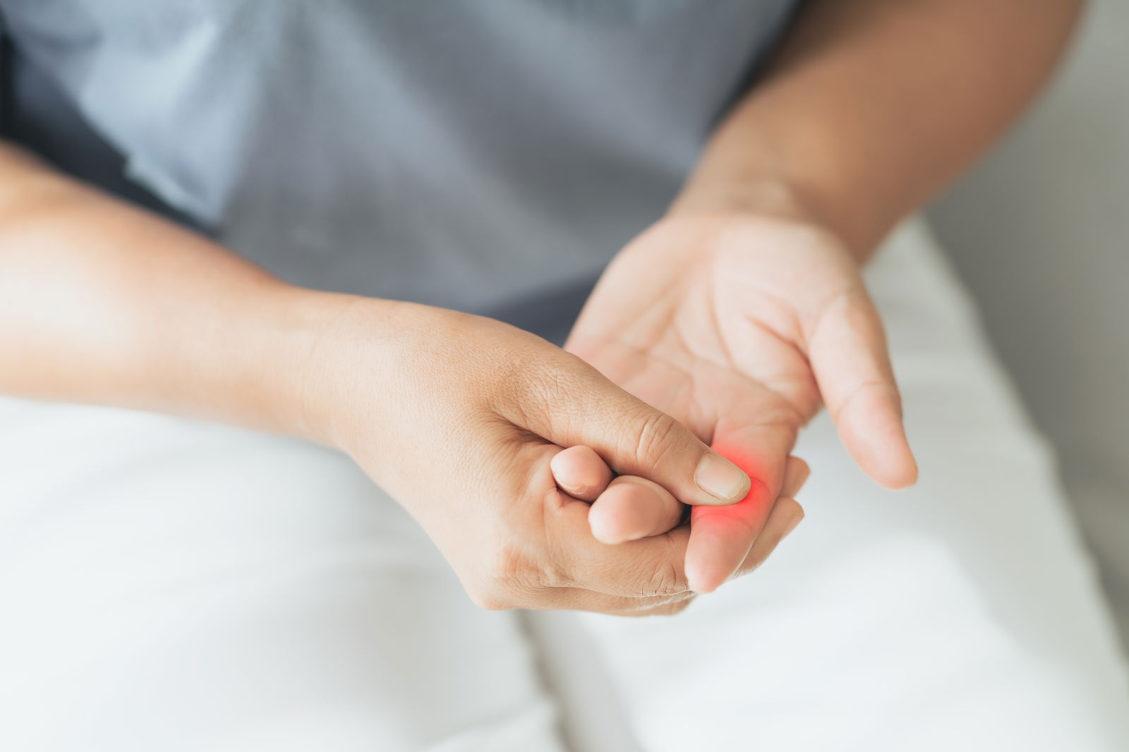 Finger Joint Pain: 9 Common Causes & What to Do - Tua Saúde