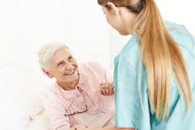 Como virar uma pessoa acamada (em 6 passos e com imagens) - Tua Saúde