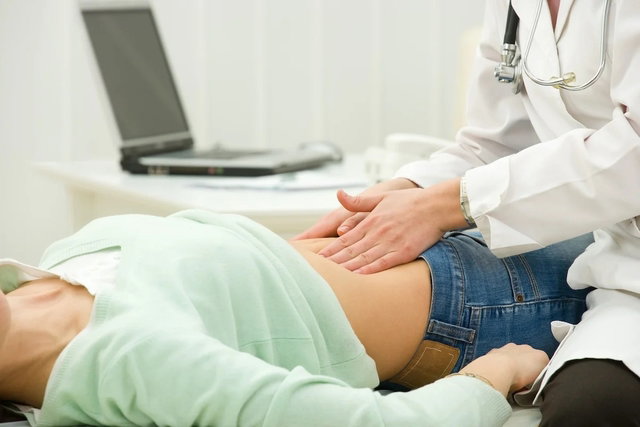 Qué es la diástasis abdominal, síntomas y tratamiento (con fotos reales ...