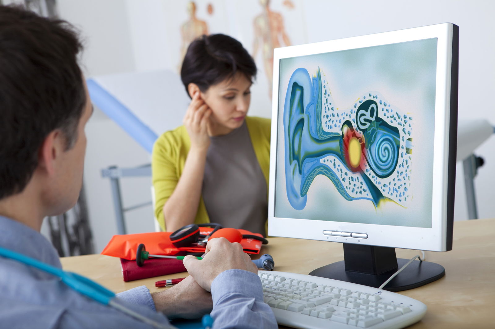 Otitis media: qué es, síntomas, tipos, causas y tratamiento - Tua Saúde