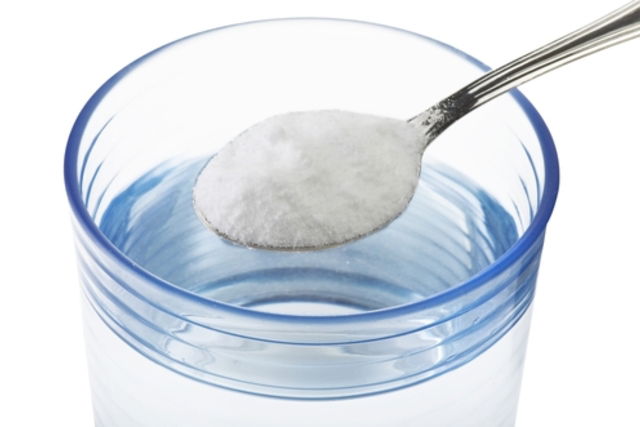 Cómo hacer suero casero para la diarrea y vómito - Tua Saúde