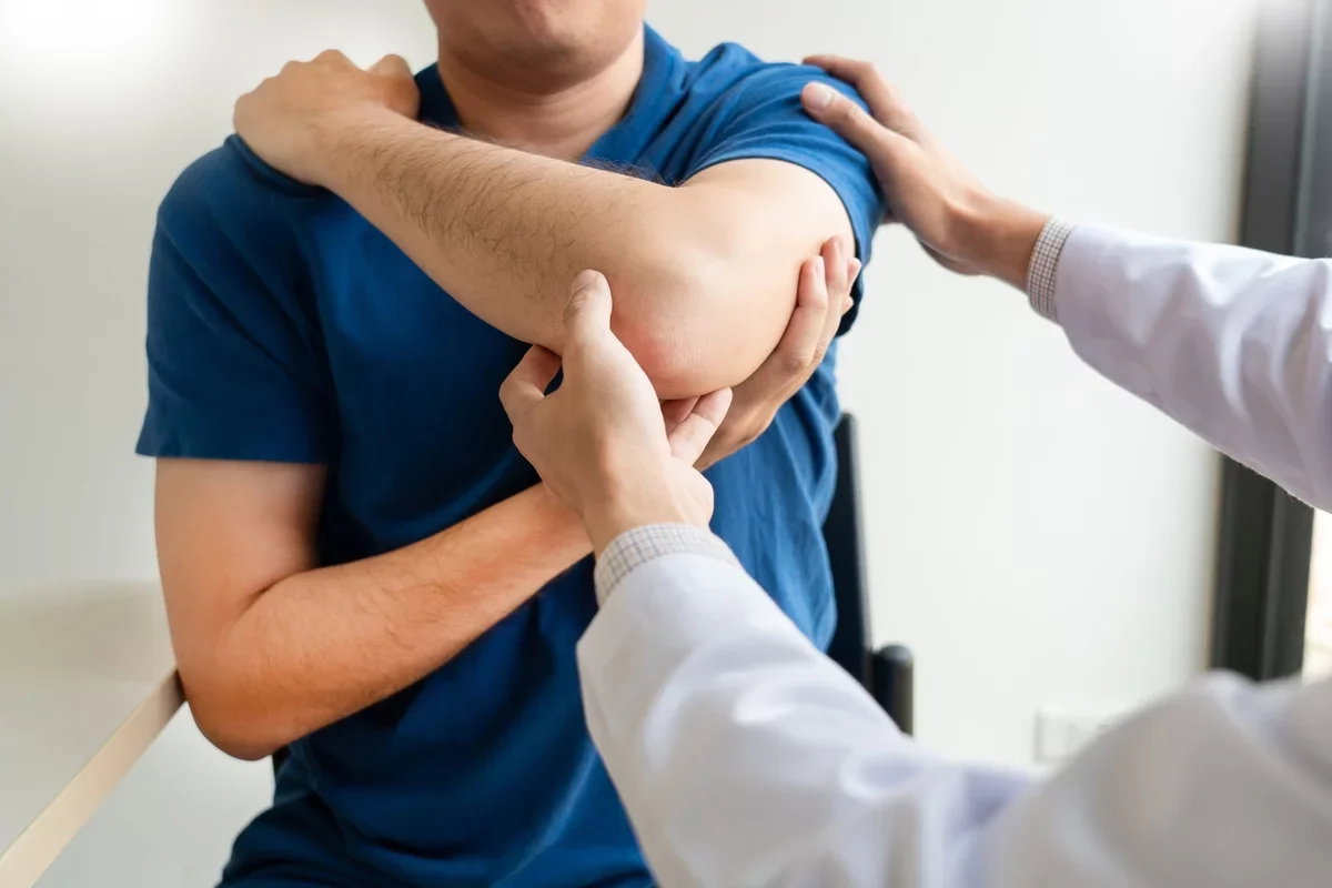 Dolor de hombro: 6 causas y cómo tratar - Tua Saúde