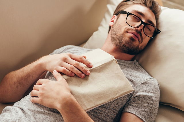 Sono REM: o que é, por que é importante e como atingir - Tua Saúde